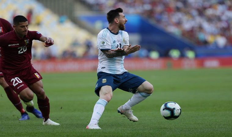 Lionel Messi: “necesitas más de dos toques para controlar la pelota”