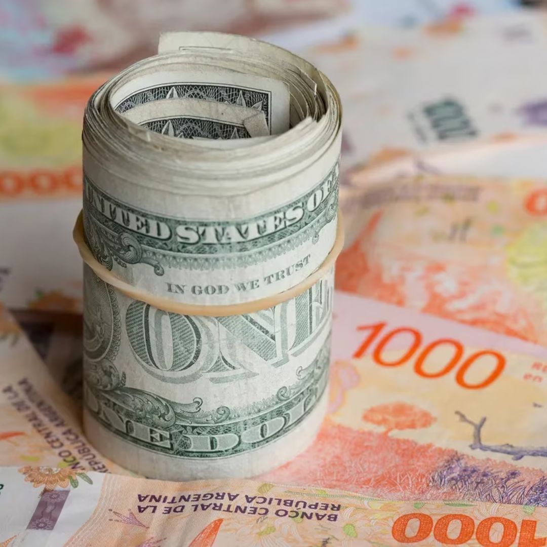 Triste realidad: Un billete de mil pesos solo alcanza 2,70 dolares