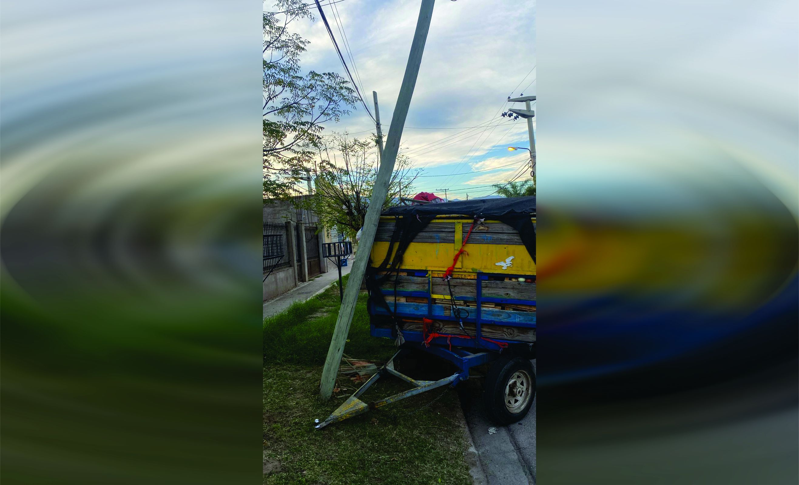Se le soltó el carro e impactó con un poste de luz